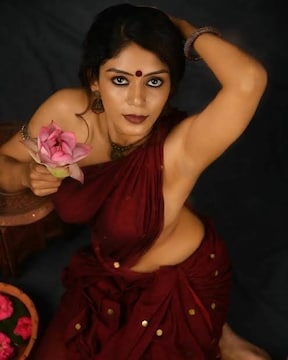 saree without blouse look
