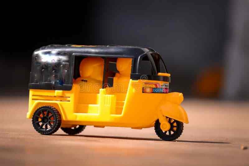 Yellow And Black Auto Rickshaw in India - Dealers, Manufacturers ...