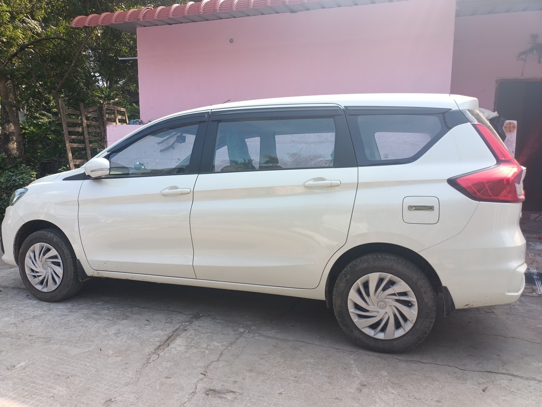 Car attachment in government office store