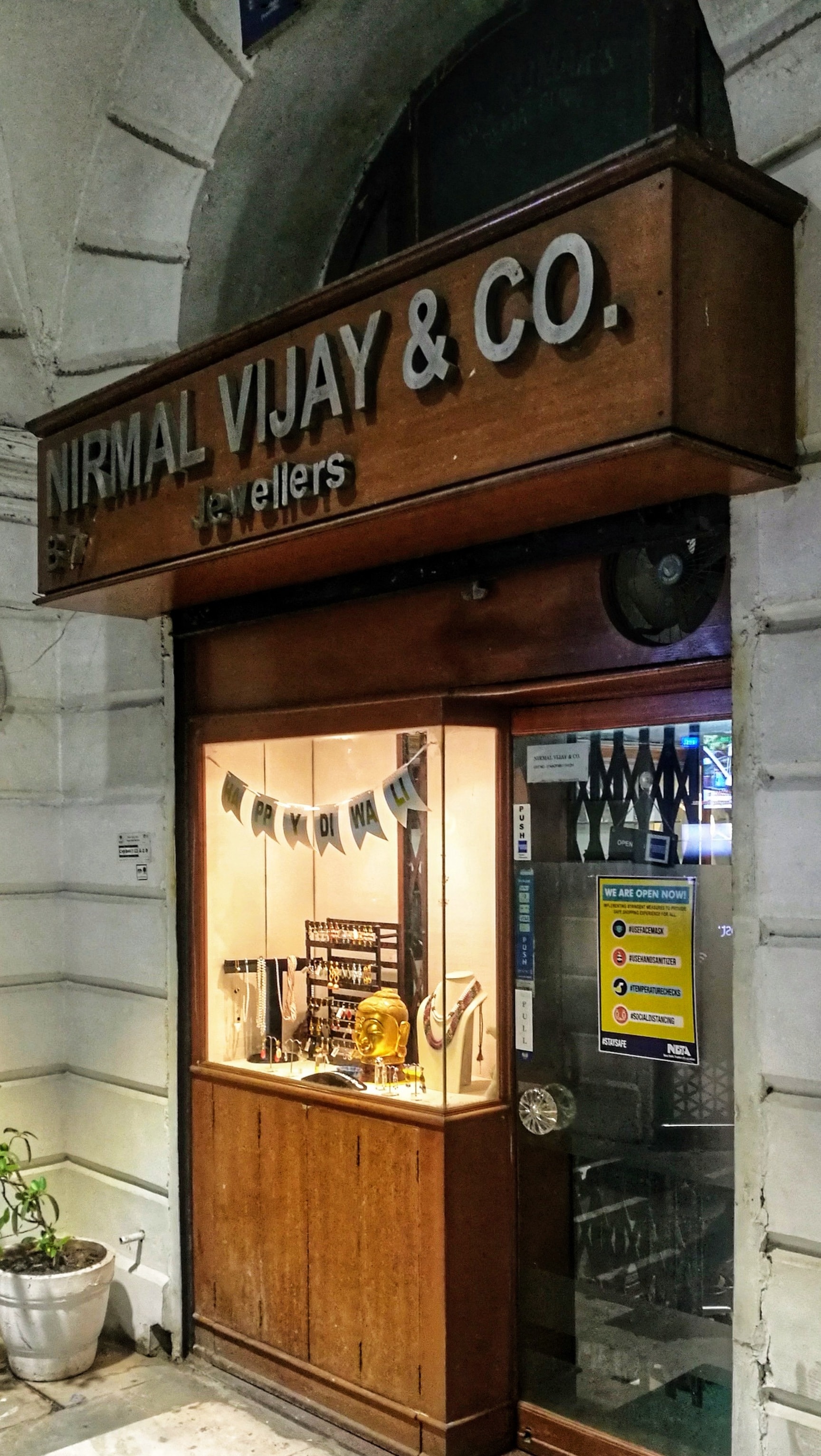 Jewellers in connaught place store