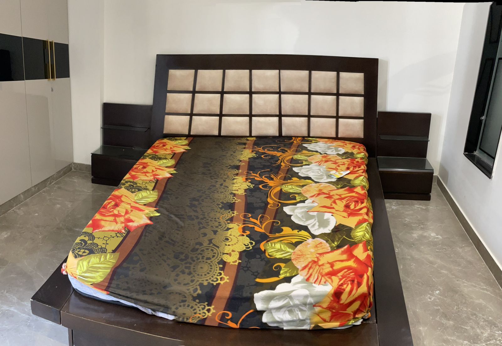 Old furniture buyers in dwarka store