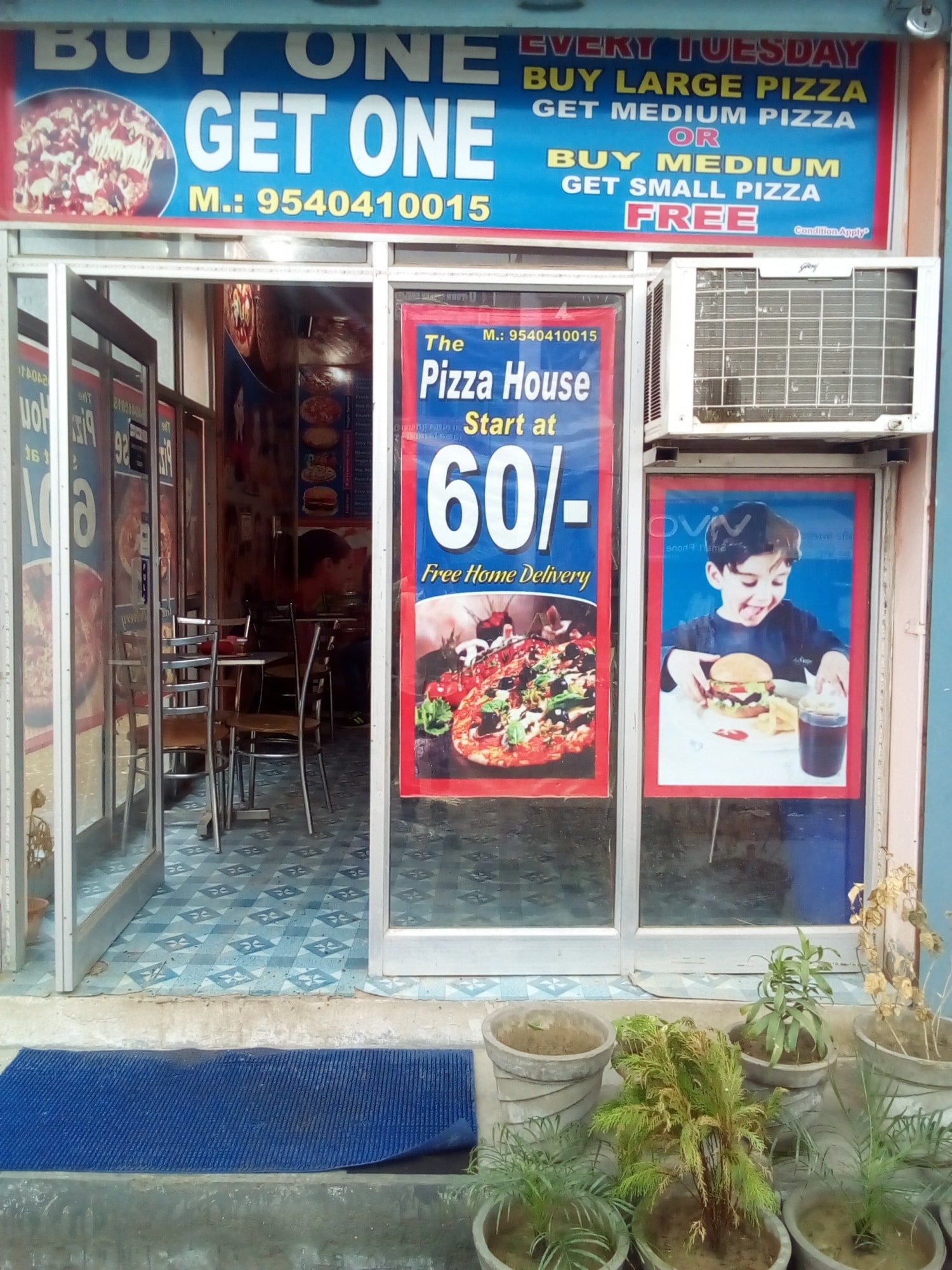 Nearest pizza restaurant store
