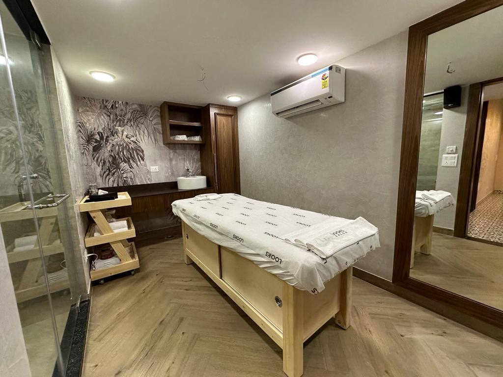 Looks Salon in Karol Bagh,Delhi - Salons near me in Delhi - Justdial